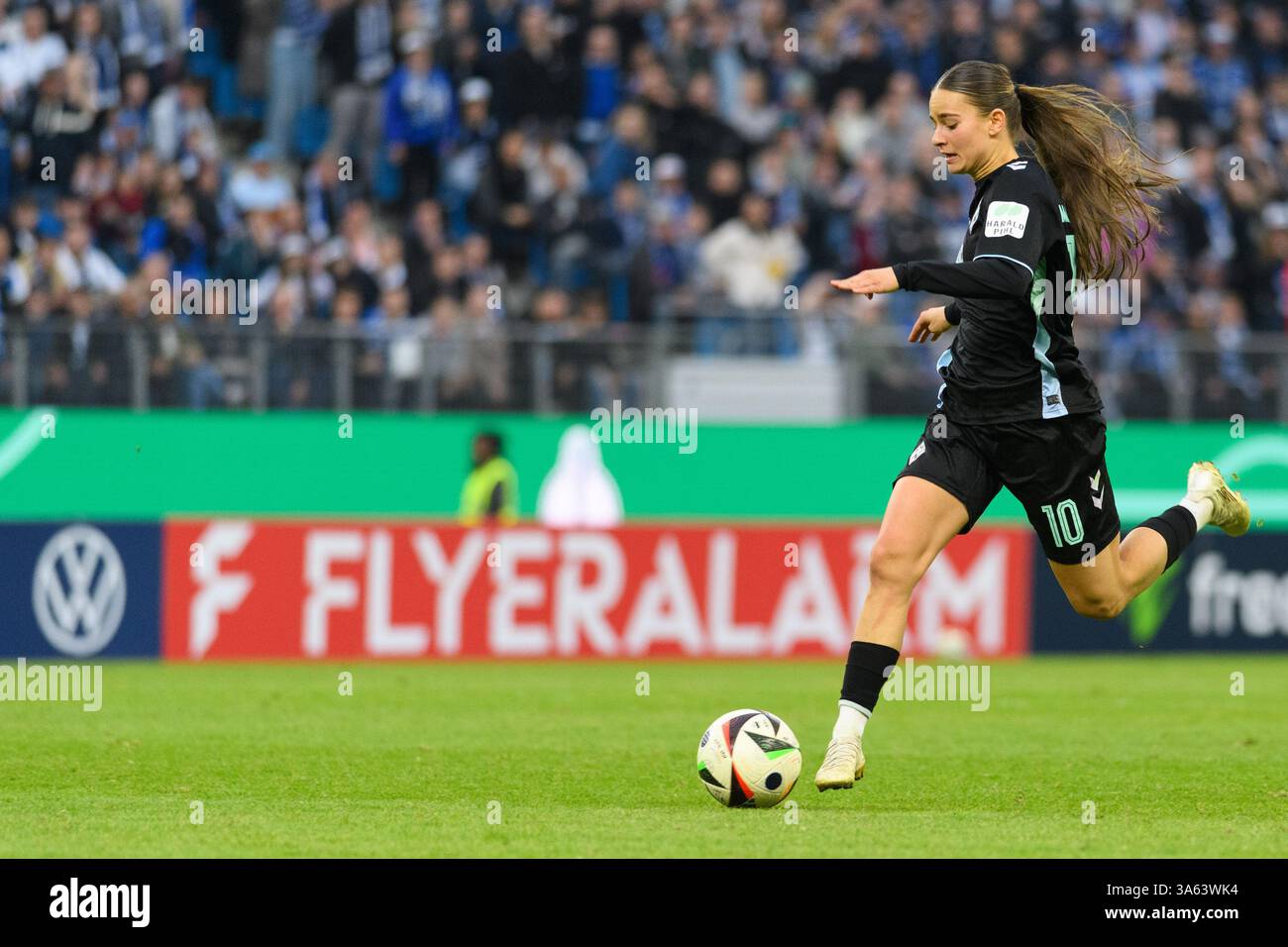 Munich, Germany, March 23rd 2025: Tuana Mahmoud (10 SV Werder Bremen ...