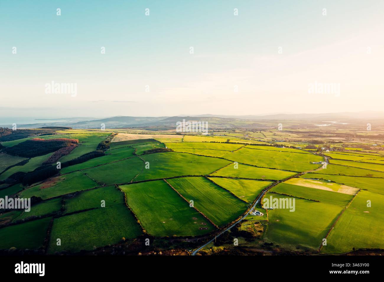 Green fields of ireland hi-res stock photography and images - Alamy