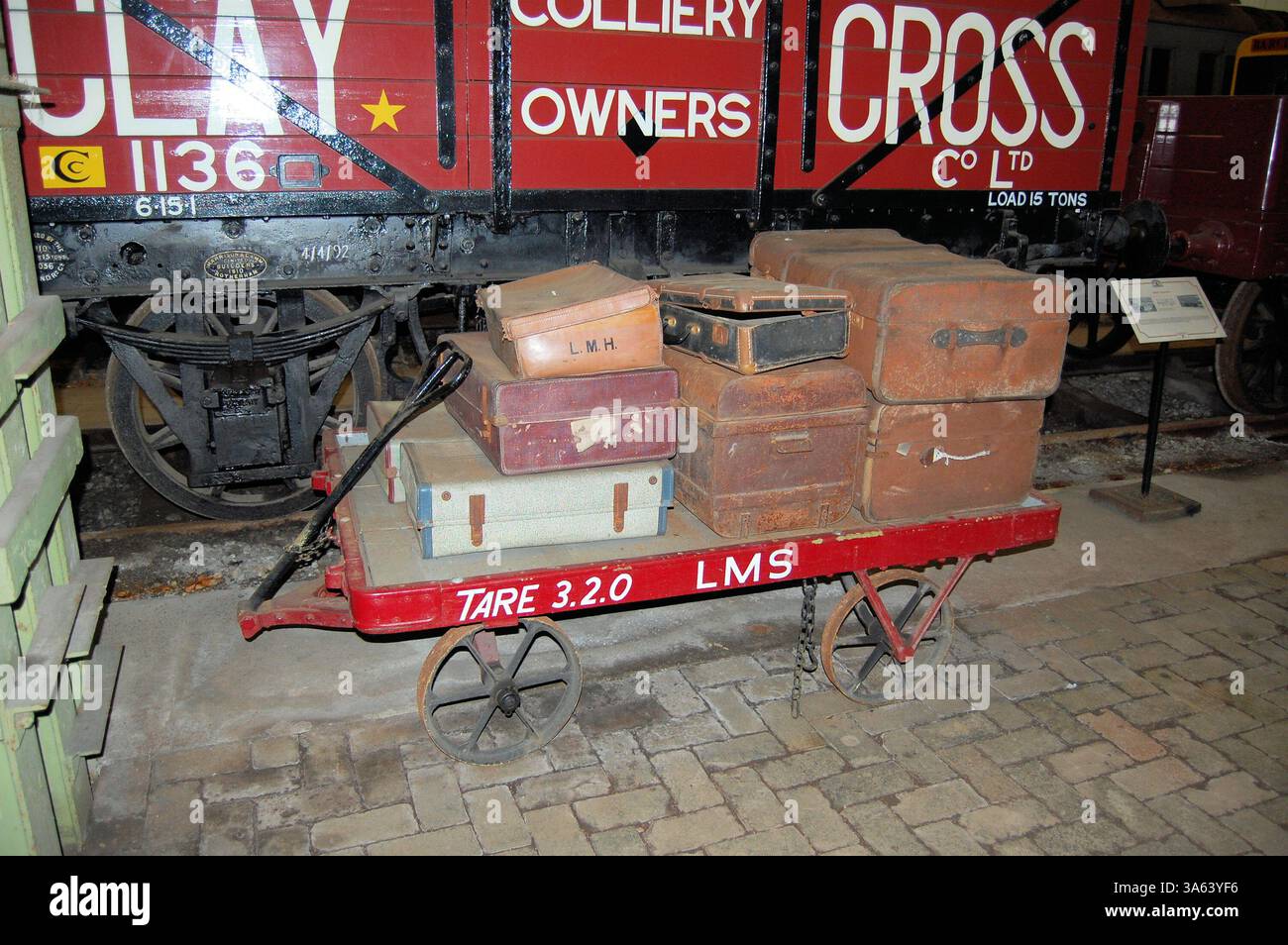 Porters trolley hi-res stock photography and images - Alamy