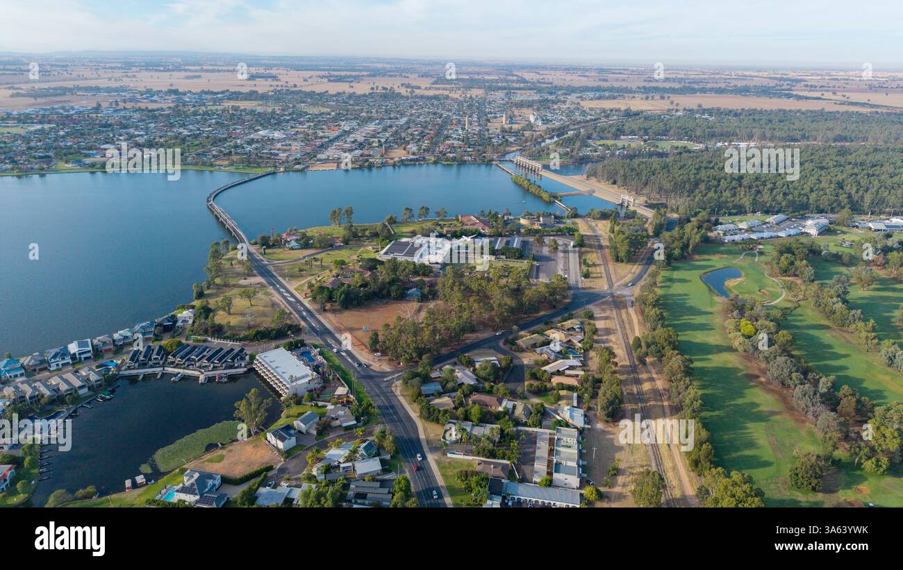 The twin towns Yarrawonga and Mulwala on the banks of Lake Mulwala and ...
