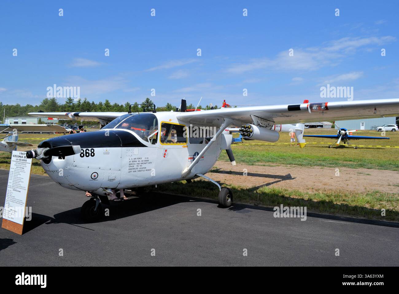 White phosporous rockets hi-res stock photography and images - Alamy