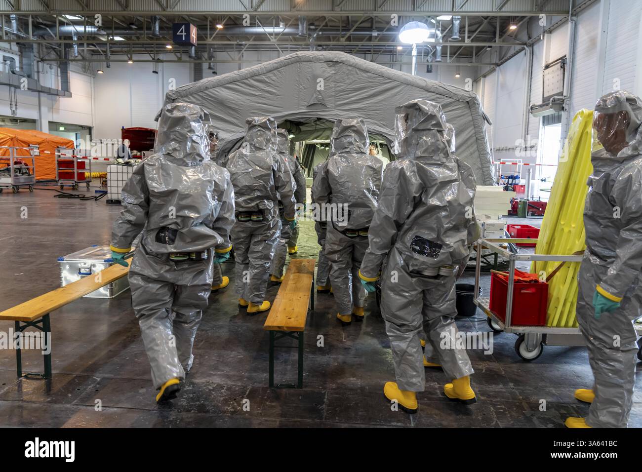 Decontamination of injured persons after an assumed accident involving ...