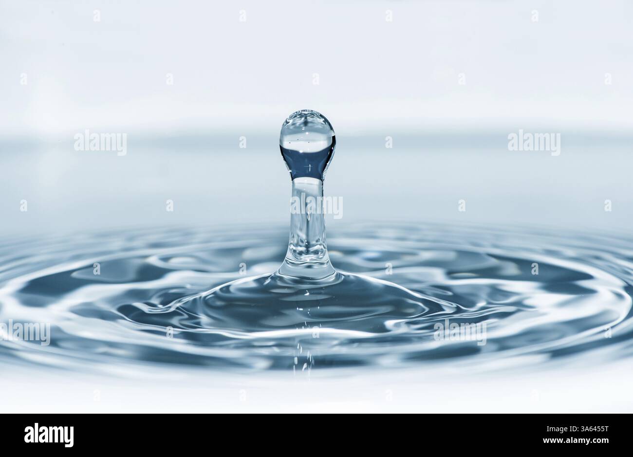 Macro details water drops hi-res stock photography and images - Alamy