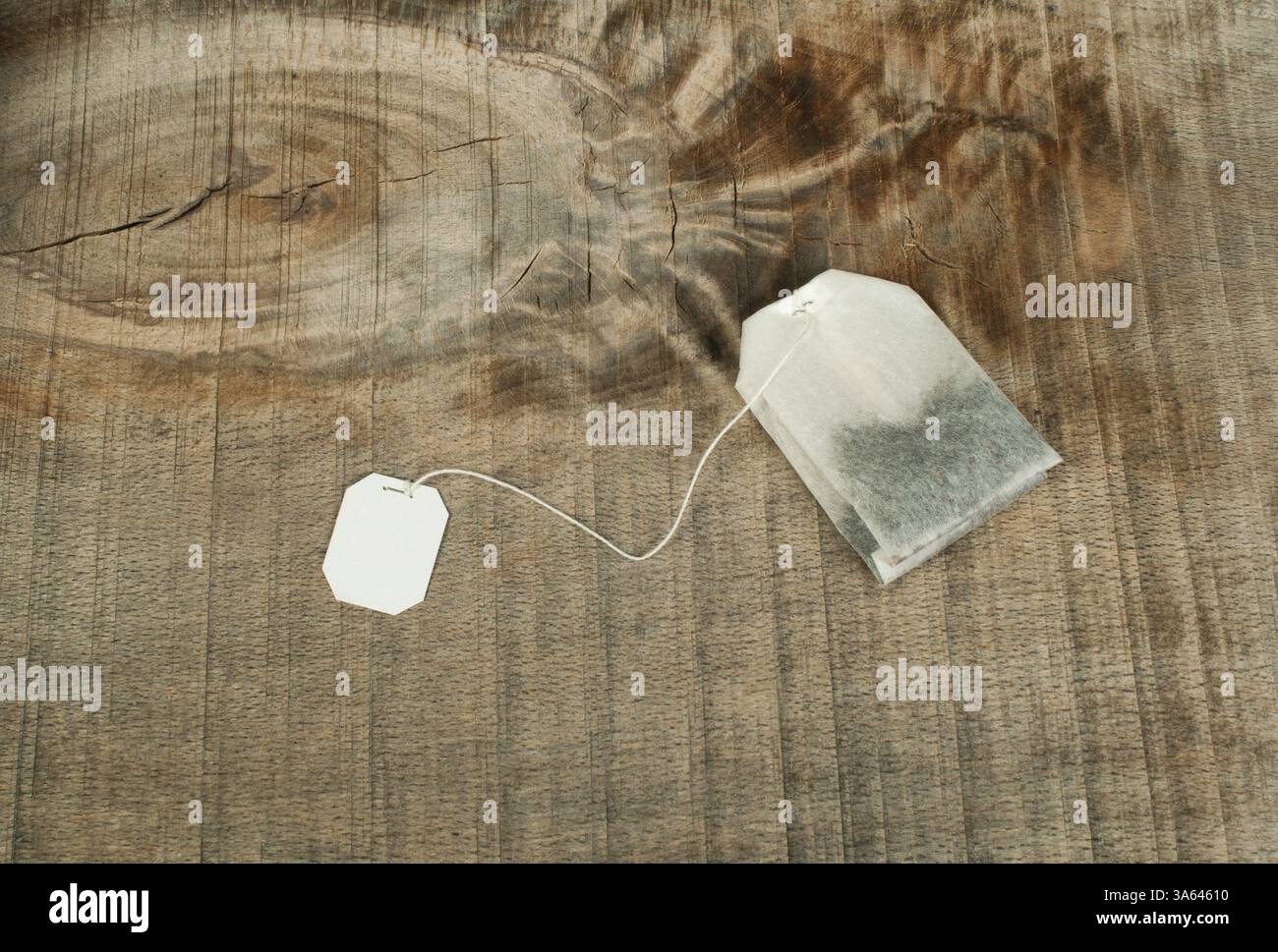 Tea bag with white label on wood plank Stock Photo - Alamy