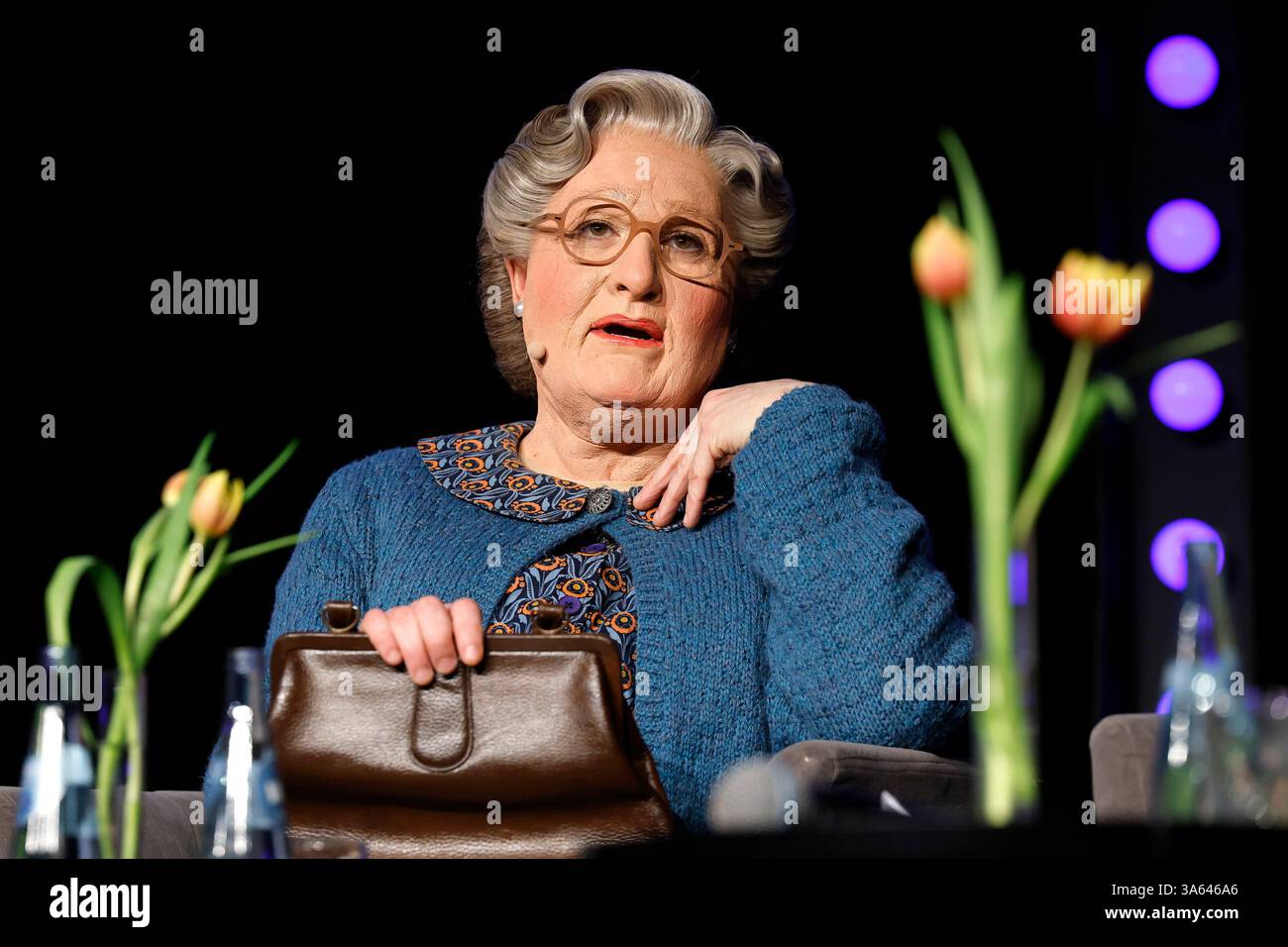 Musical-Darsteller Gabriel Vick als Mrs. Doubtfire bei dem Pressetermin ...