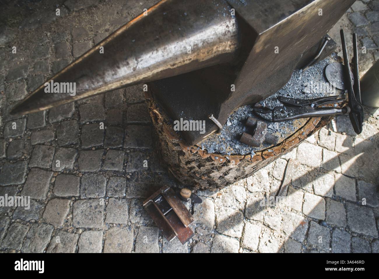Vise and anvil in a forge shop. Blacksmith tools Stock Photo - Alamy