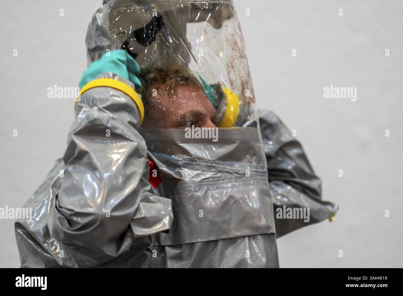 Decontamination of injured persons after an assumed accident involving ...