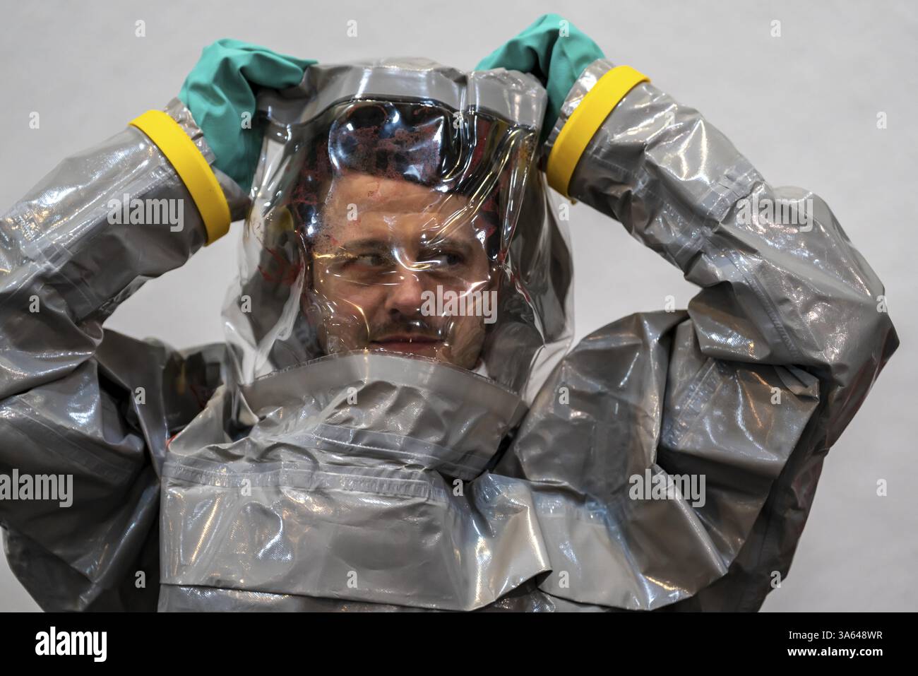 Decontamination of injured persons after an assumed accident involving ...