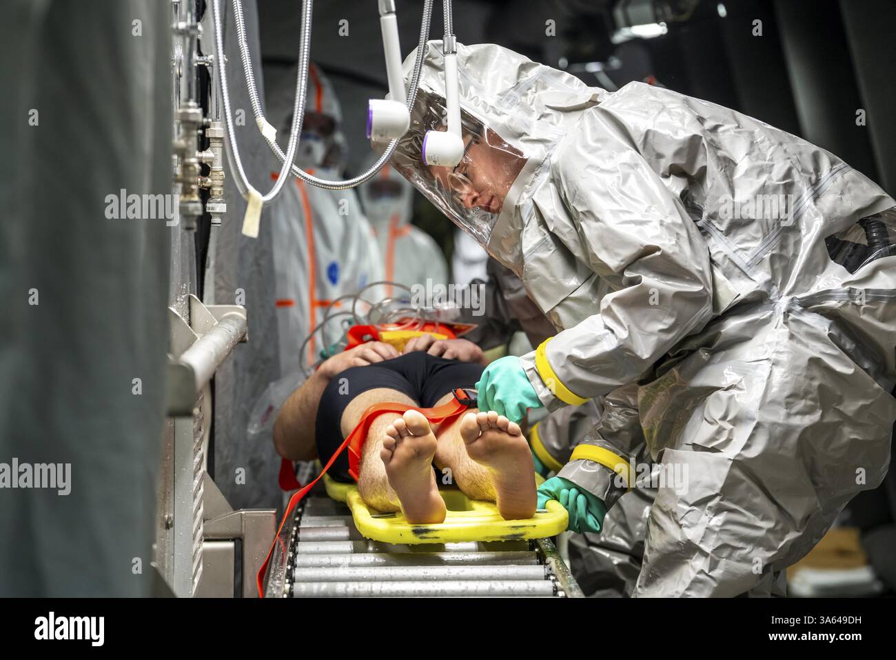 Decontamination of injured persons after an assumed accident involving ...