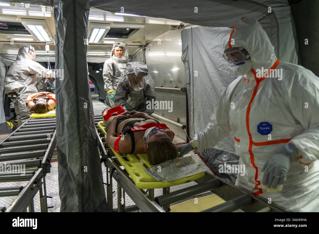 Decontamination of injured persons after an assumed accident involving ...