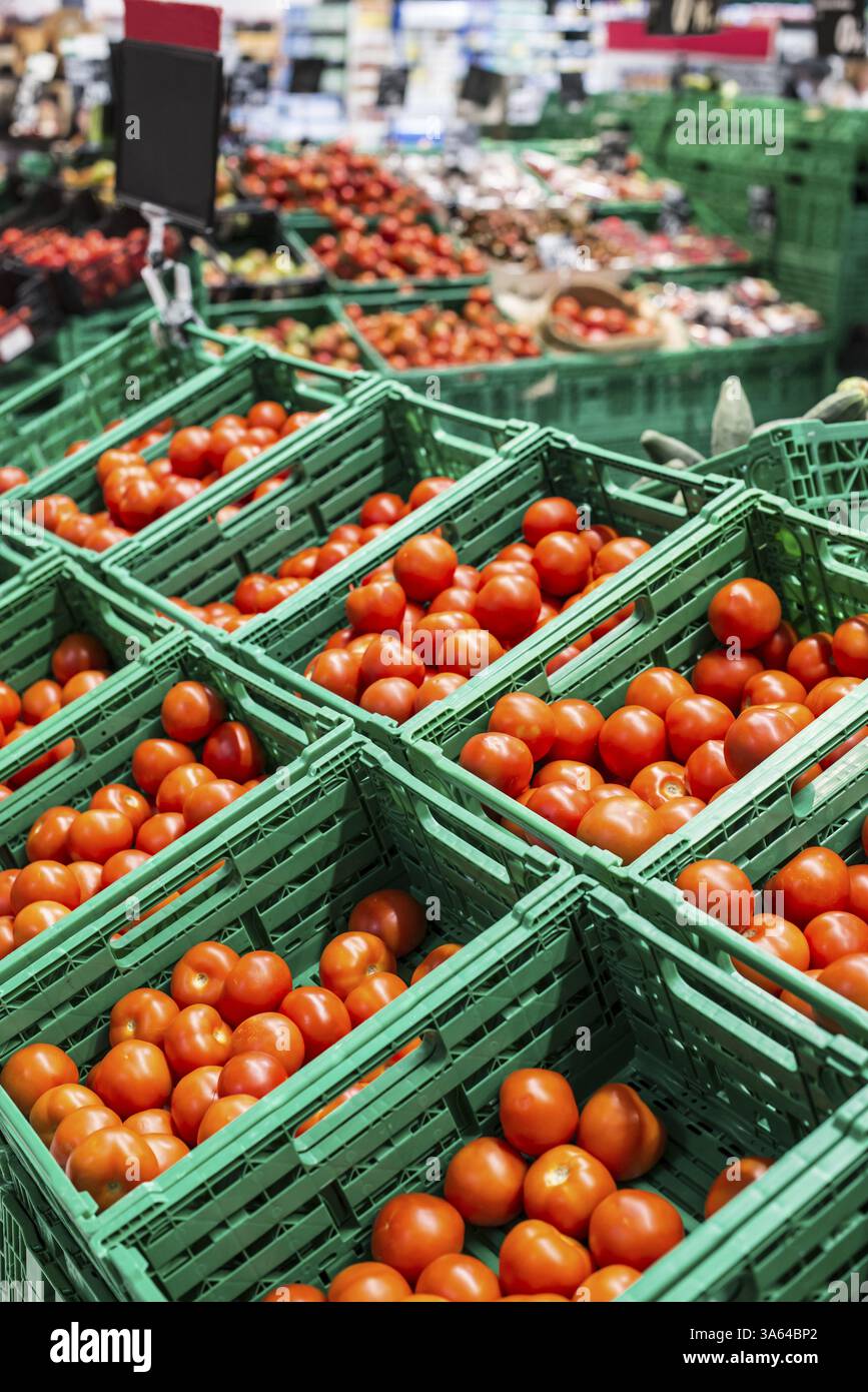 Various tomatoes in supermarket Stock Photo - Alamy