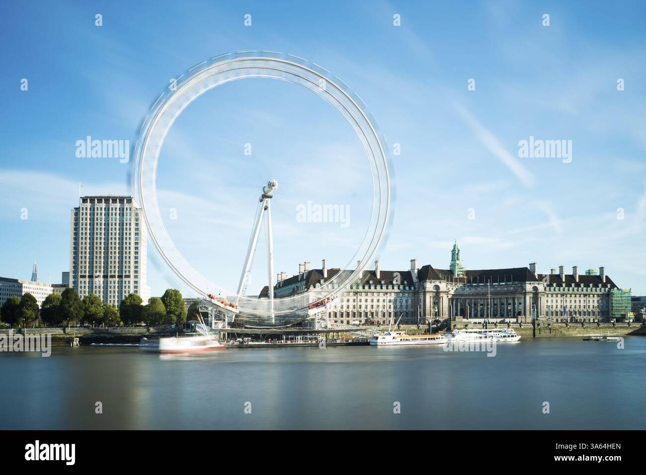The eye Symbol of London. Blue sky Stock Photo - Alamy