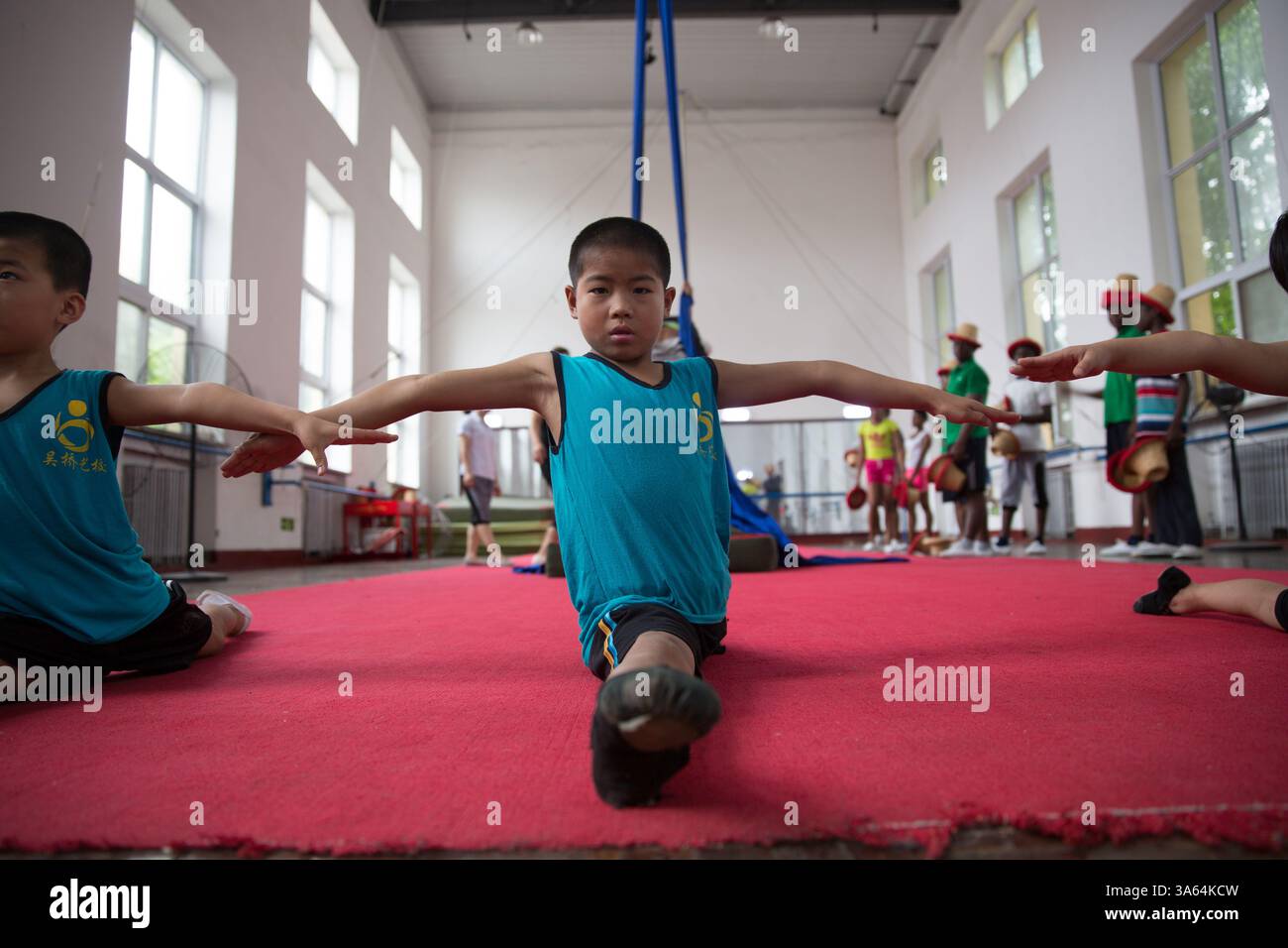 Chinese acrobatics techniques hi-res stock photography and images - Alamy