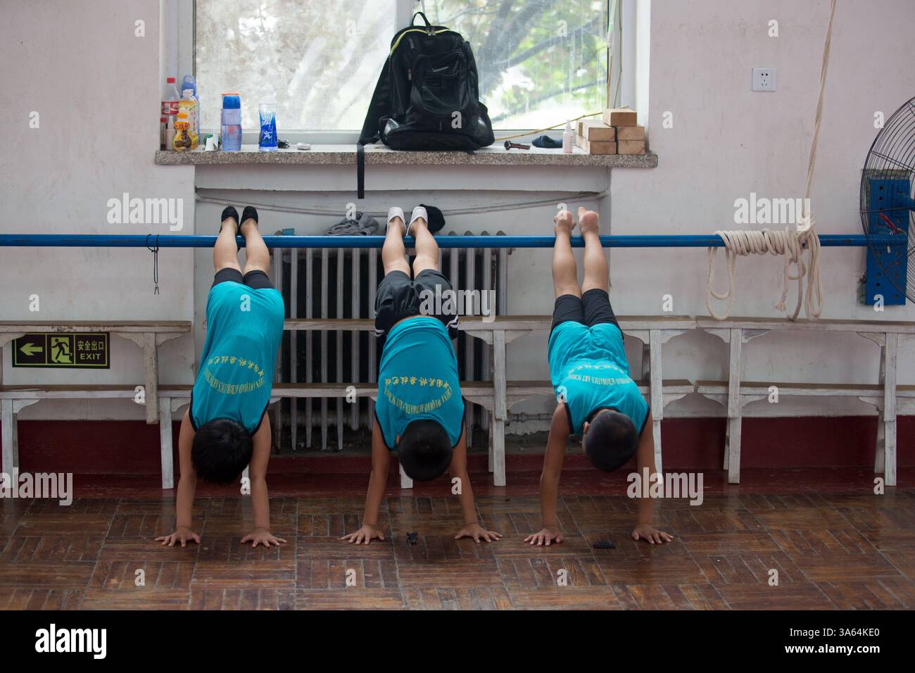 Chinese acrobatics techniques hi-res stock photography and images - Alamy