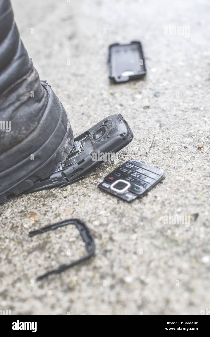 Old broken mobile phone. Boot crease phone Stock Photo - Alamy