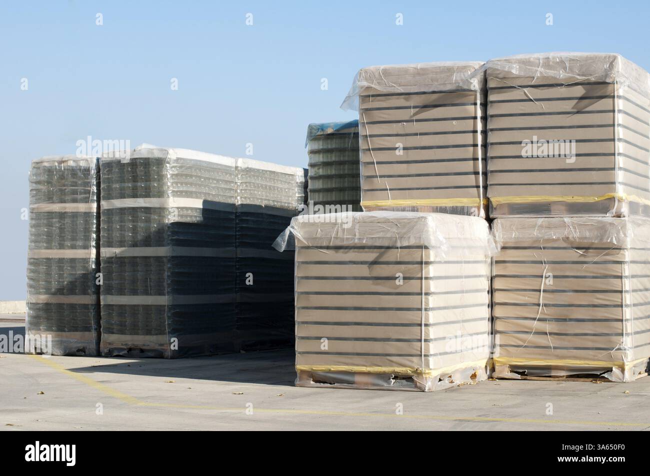 Pallets of empty glass jars. Outdoor Warehouse Stock Photo - Alamy