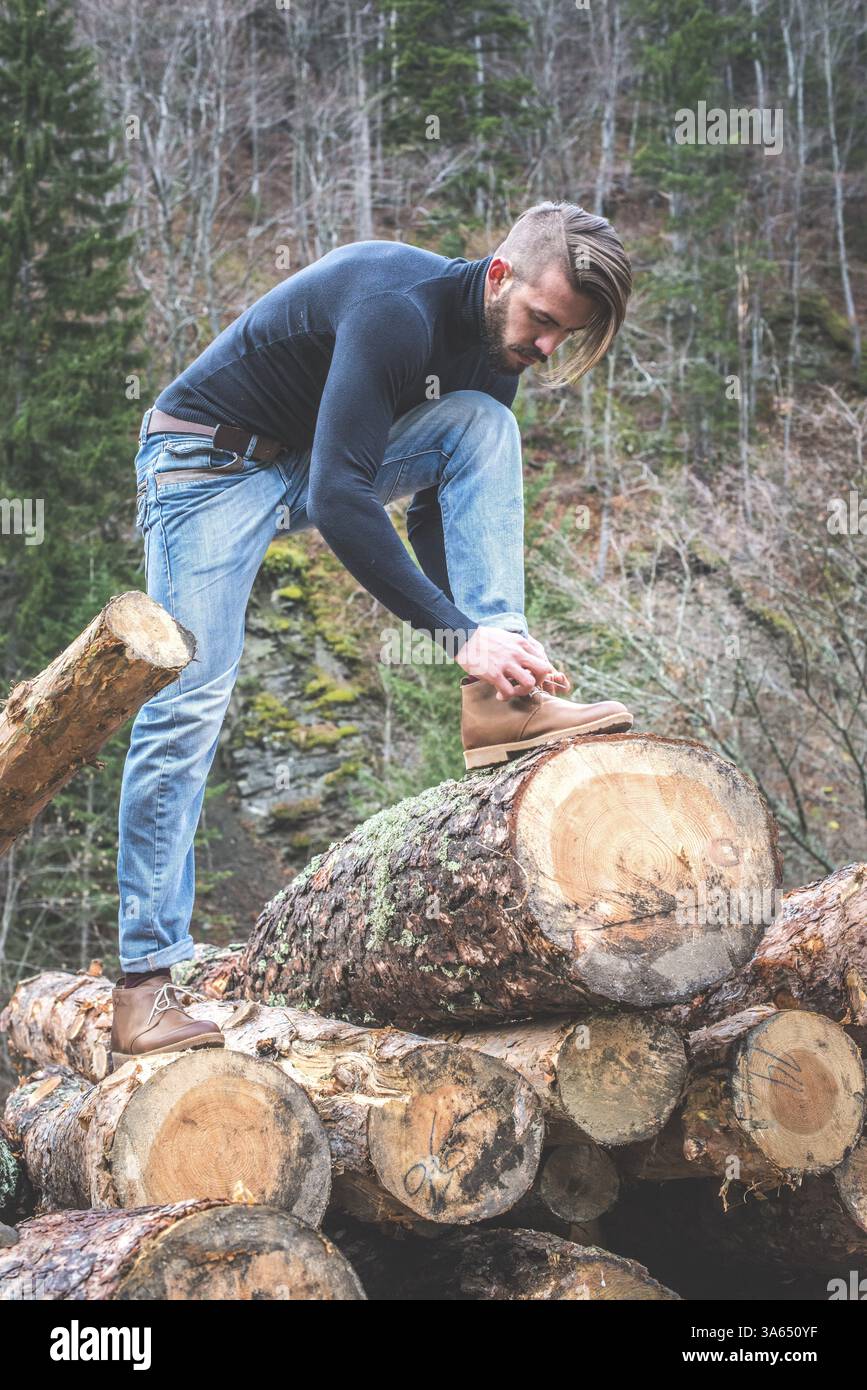 Male athletes tie shoelace hi-res stock photography and images - Alamy