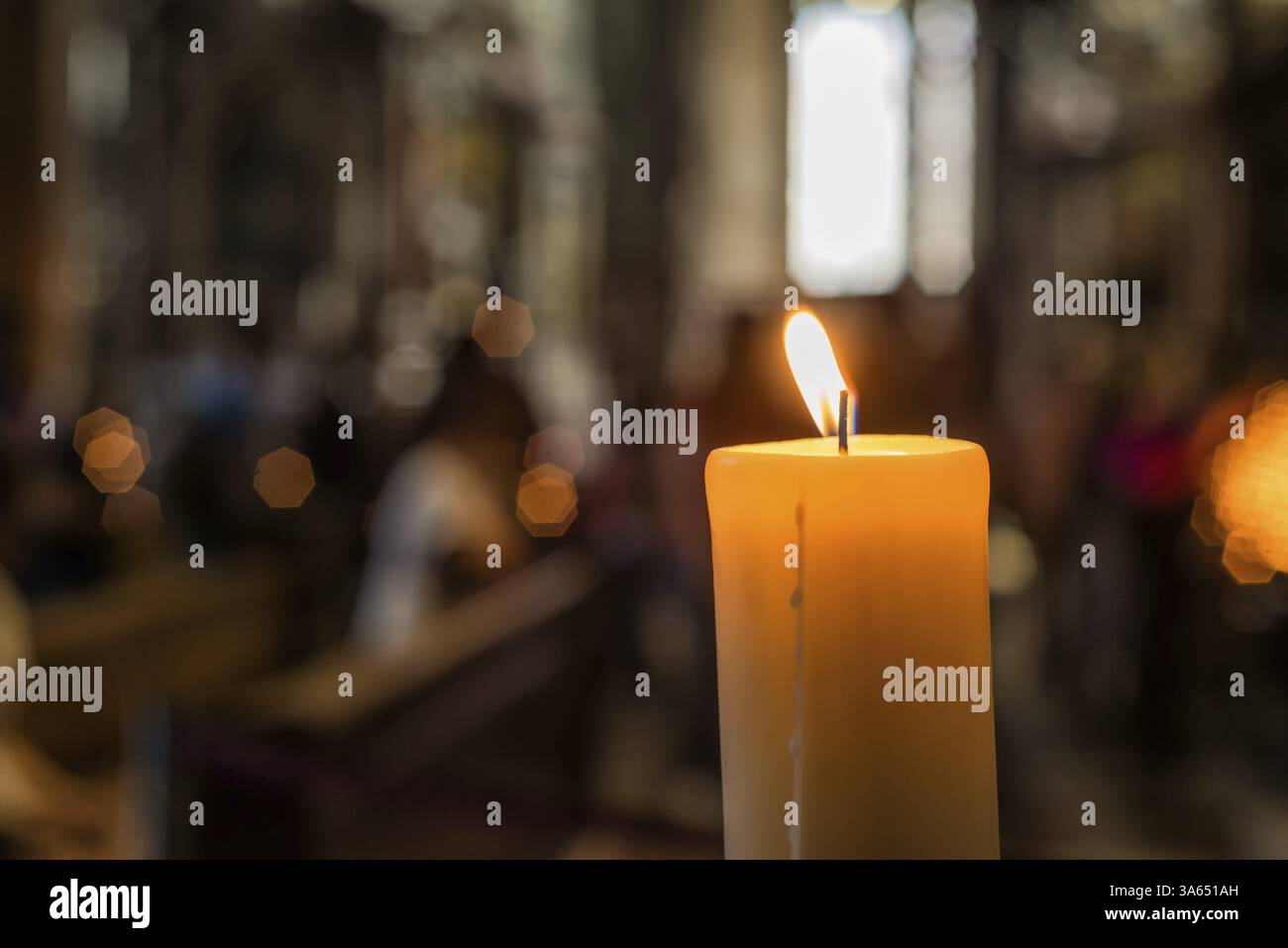 Seas of candles hi-res stock photography and images - Alamy