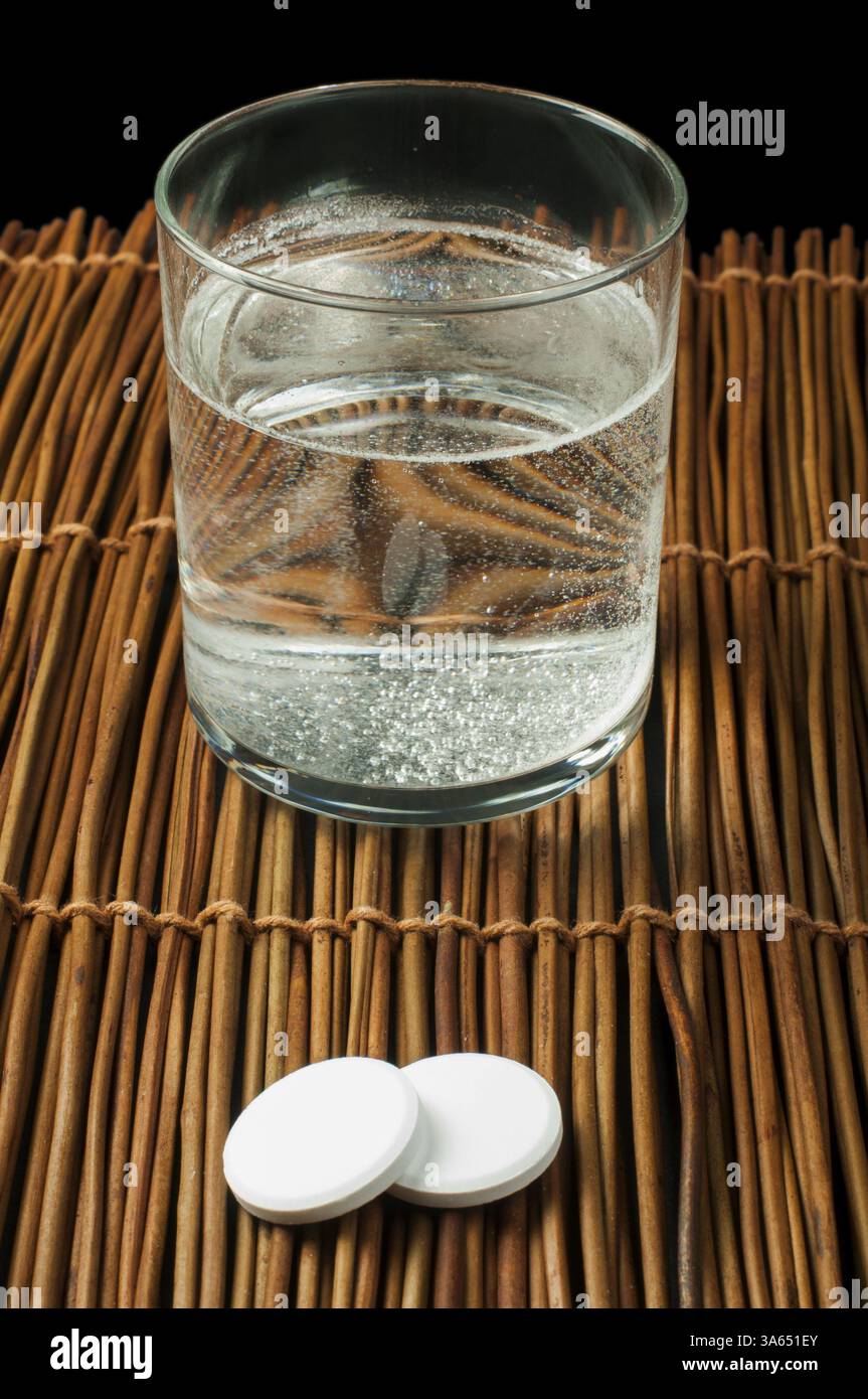 Water soluble aspirin. Glass of water and pills Stock Photo - Alamy
