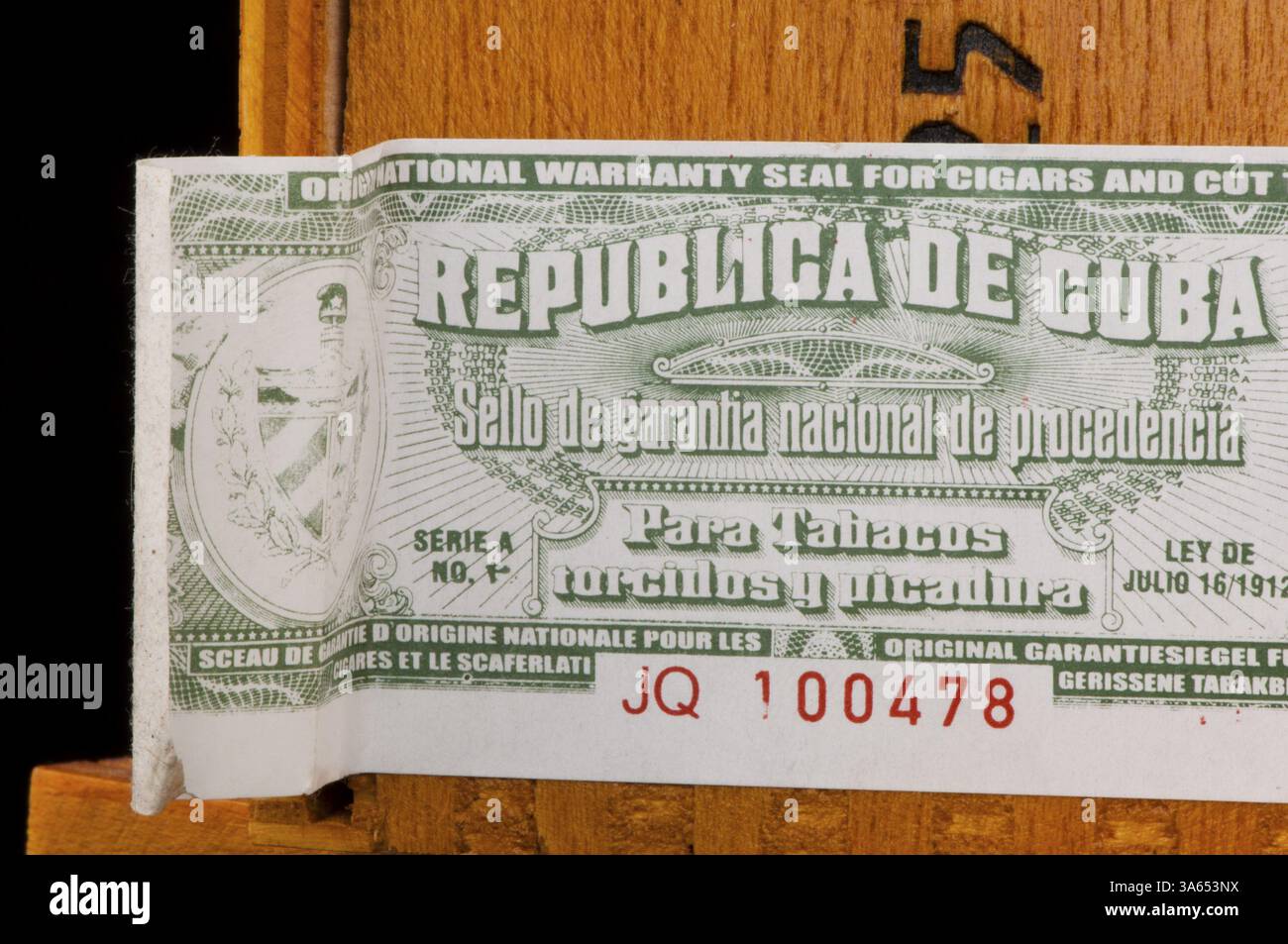 Cigar box on desk hi-res stock photography and images - Alamy