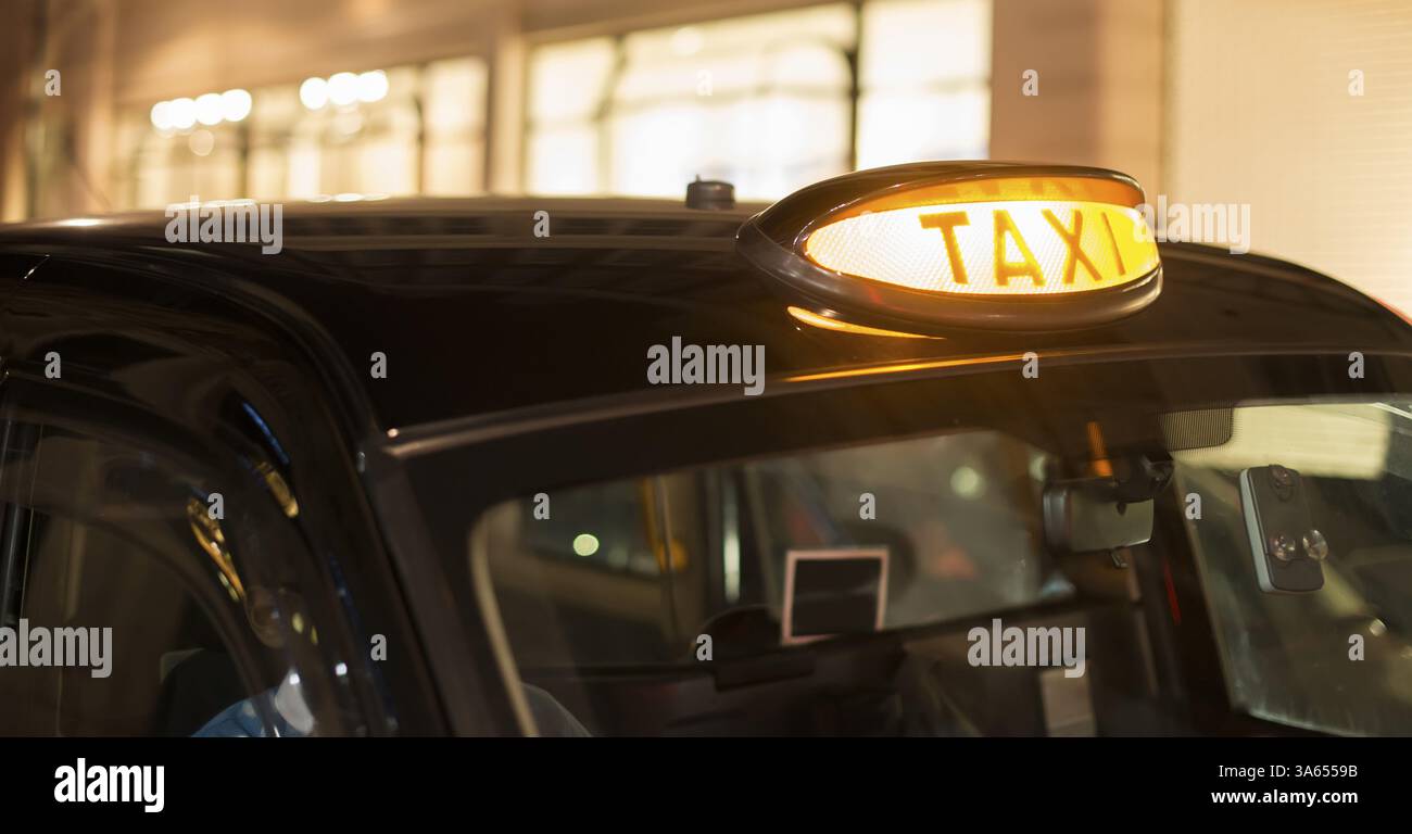 Taxi in London in the night. Close up taxi light Stock Photo - Alamy