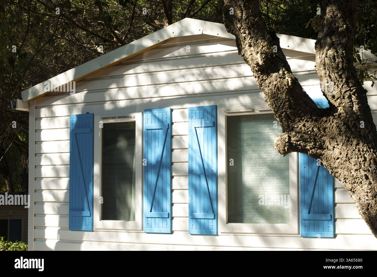 White bungalow tree close hi-res stock photography and images - Alamy