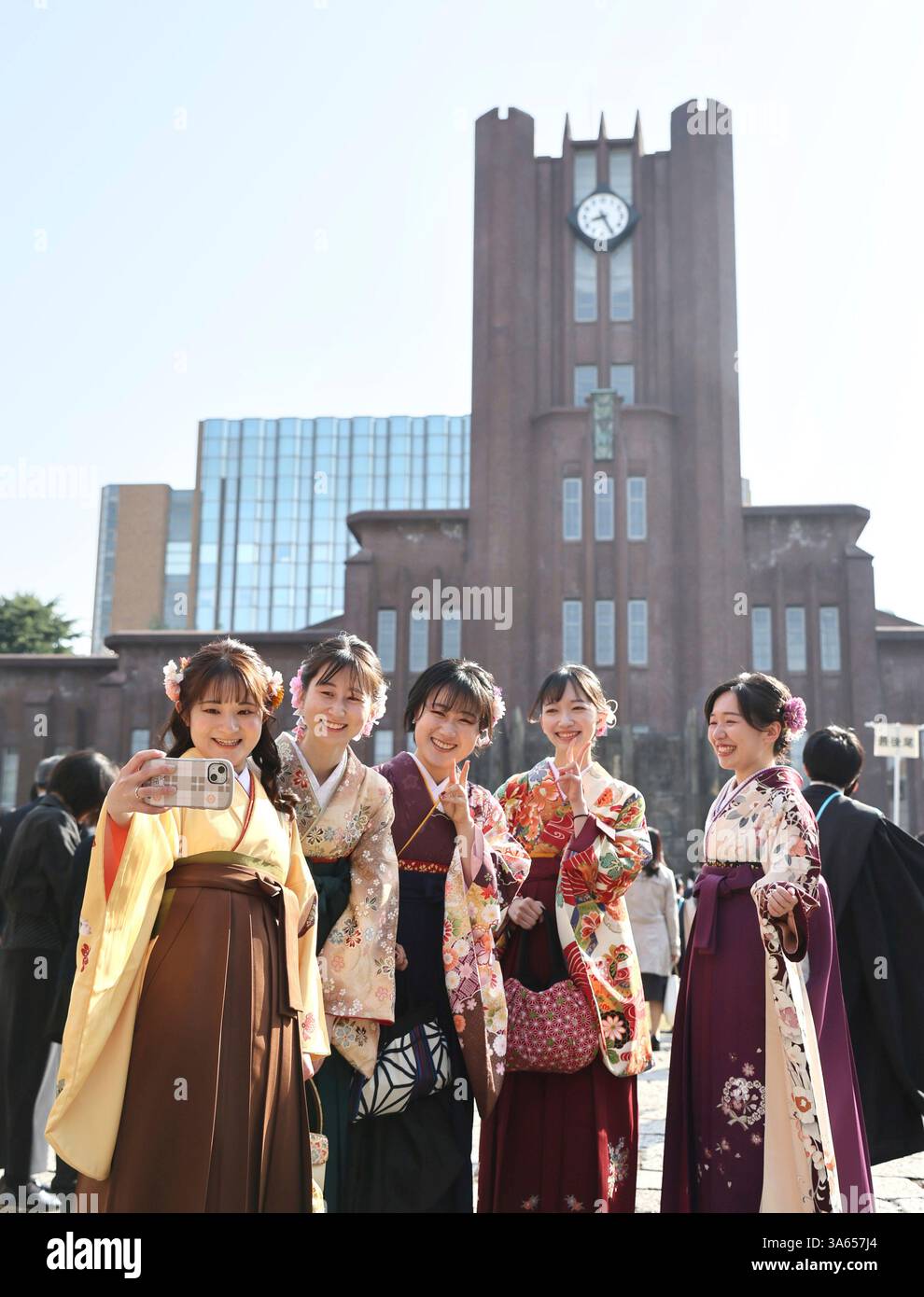 Graduates pose for a commemorative photo on University of Tokyo ...