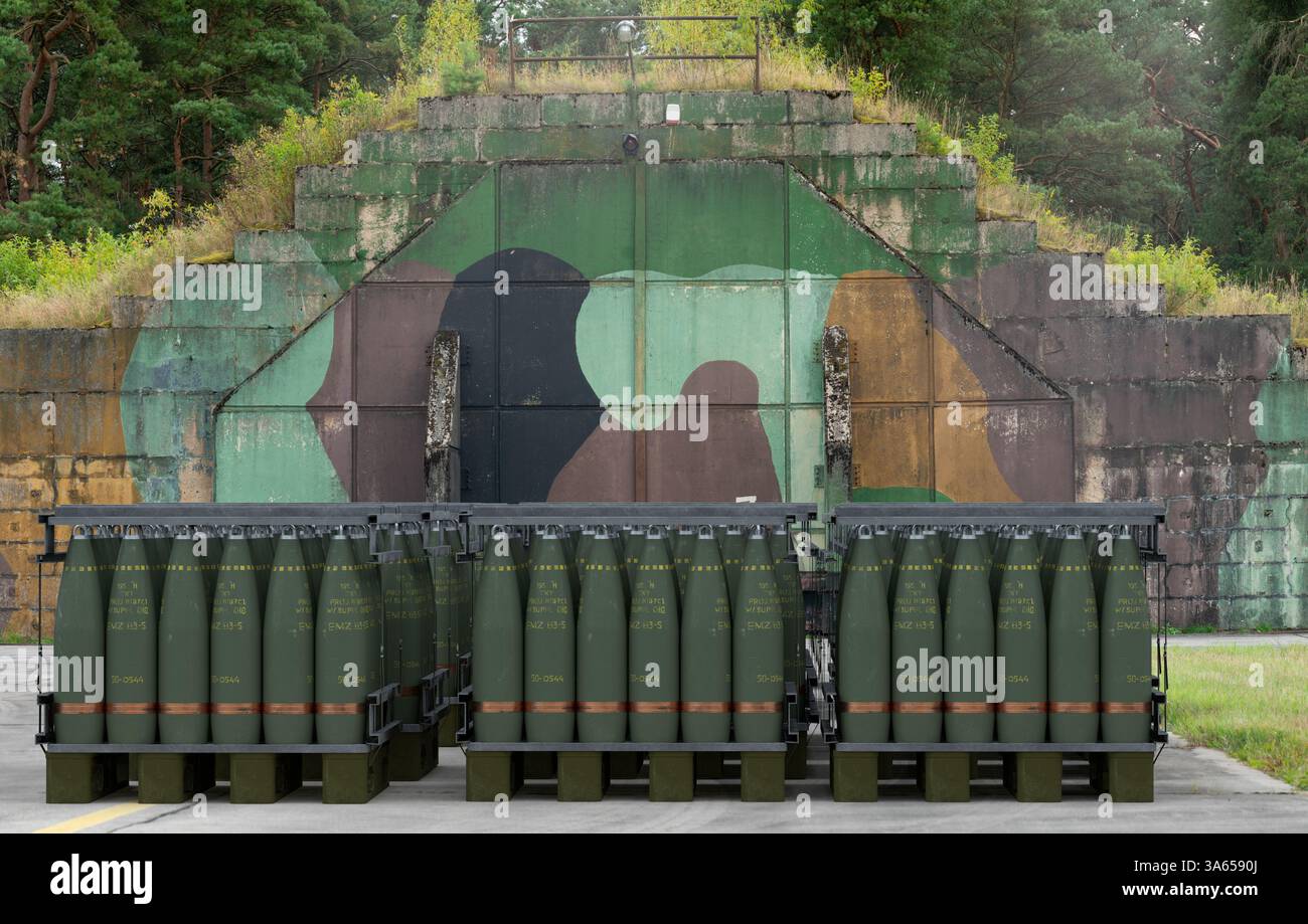 Pallets of 155mm artillery ammunition Stock Photo - Alamy