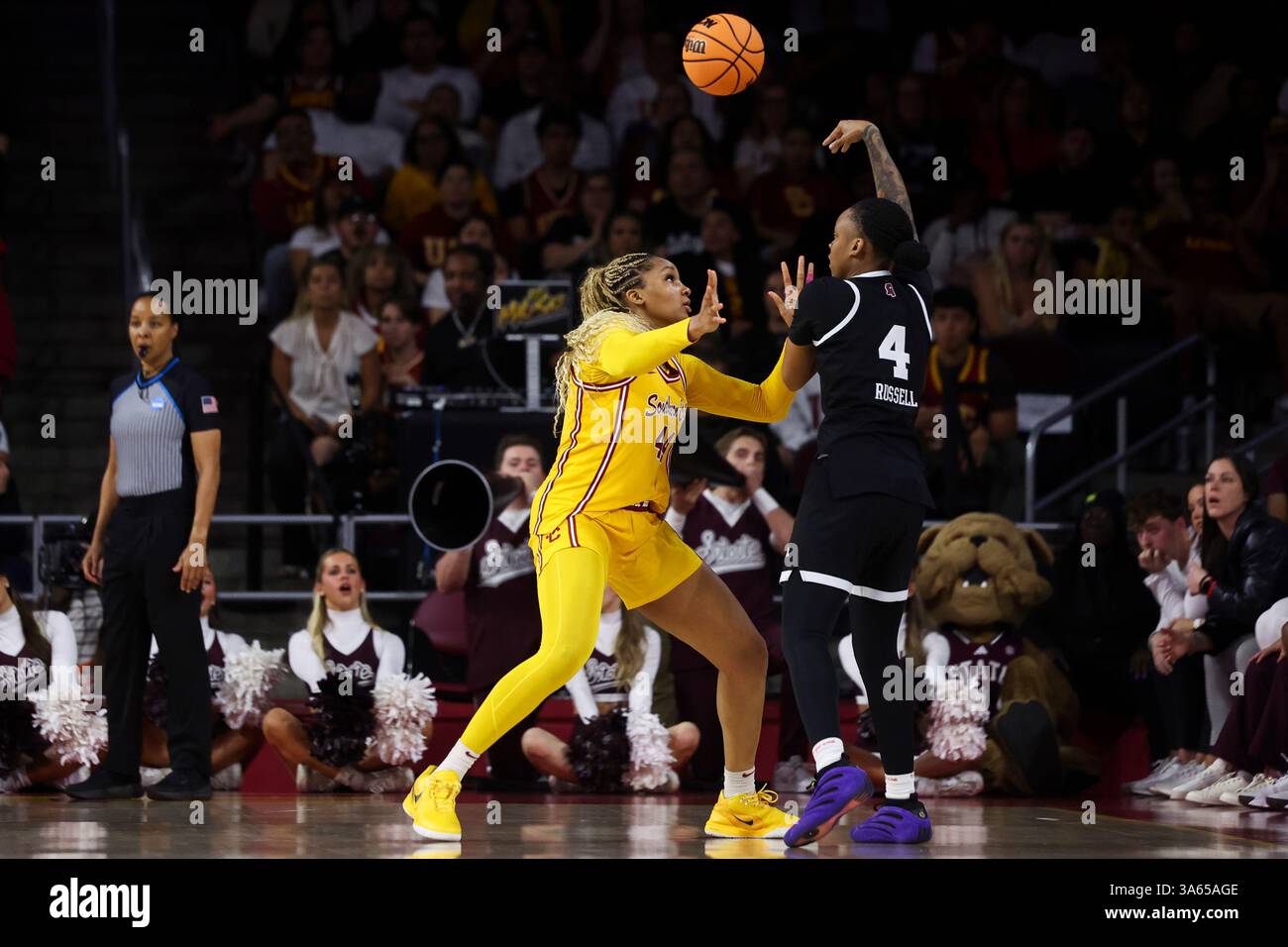 Southern California forward Kiki Iriafen (44) defends against ...