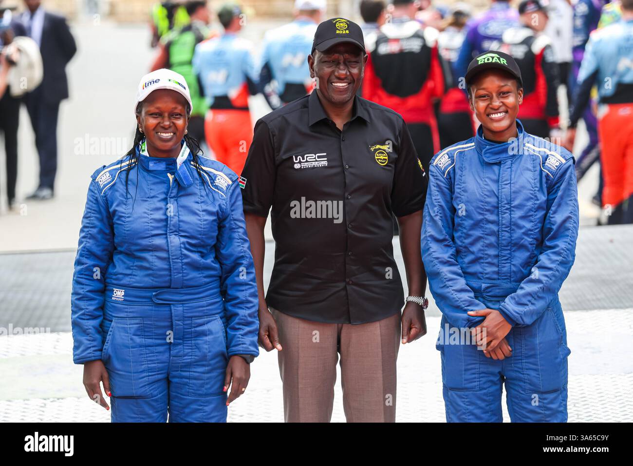 Kenyan President William Ruto poses for a photo with 20-year-old ...