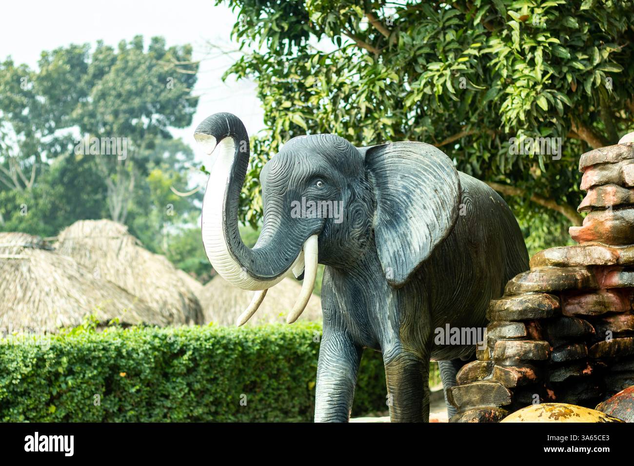 Elephant garden sculpture hi-res stock photography and images - Alamy