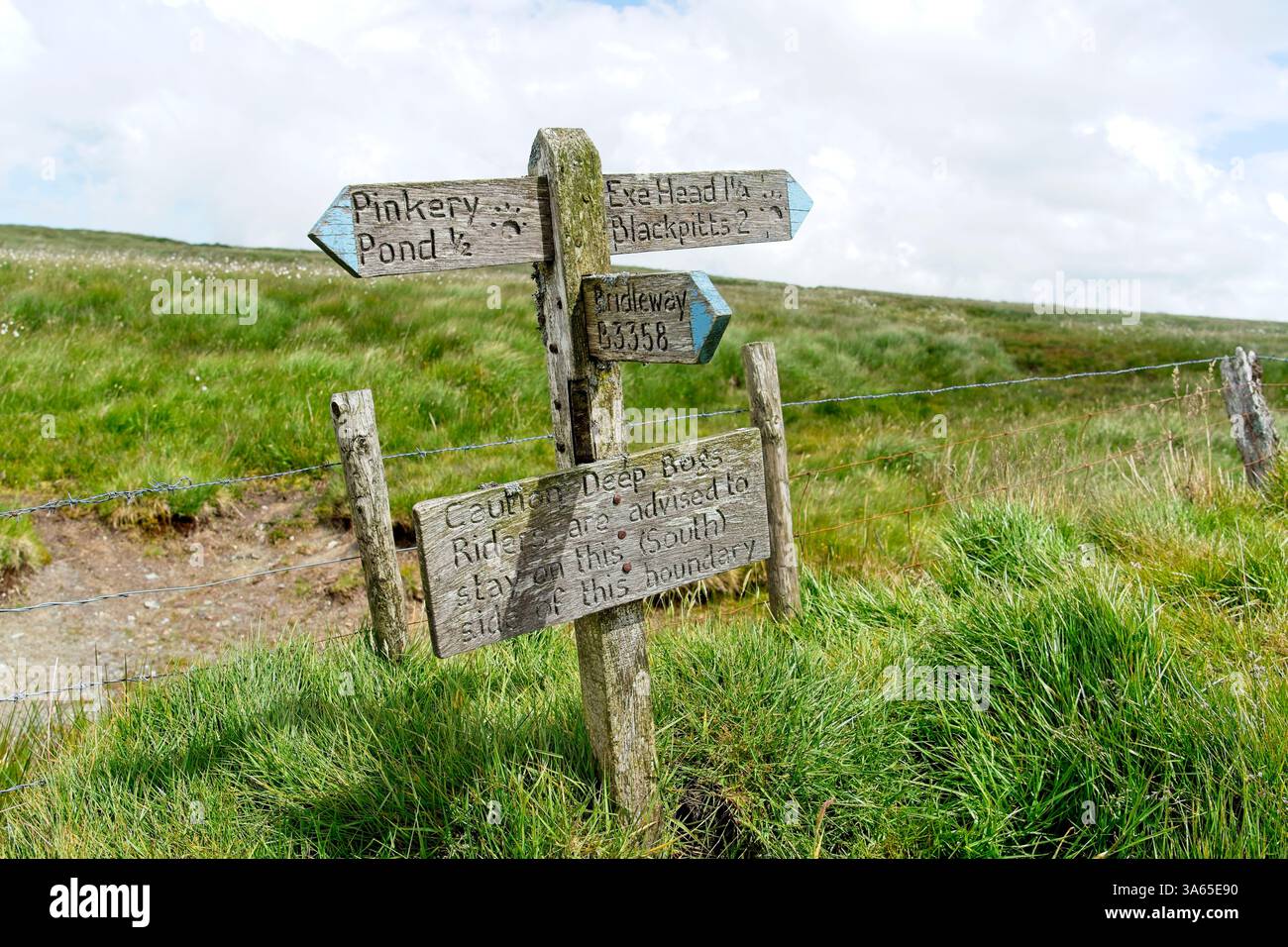 Way marker in the extensive moors and grasslands of Exmoor National ...