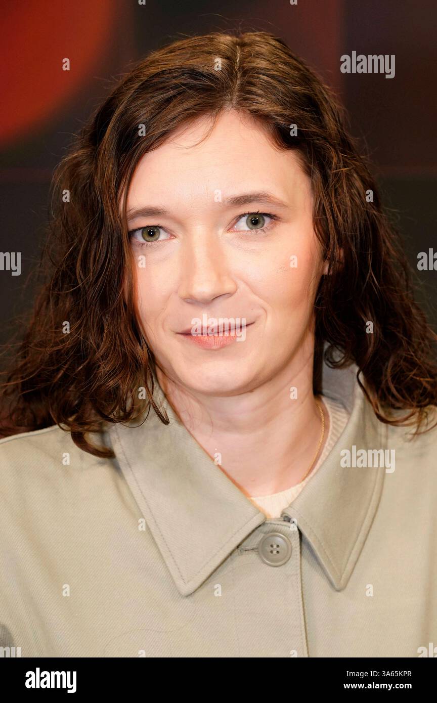 Anna Mayr in der ARD-Talkshow hart aber fair im Studio Adlershof ...