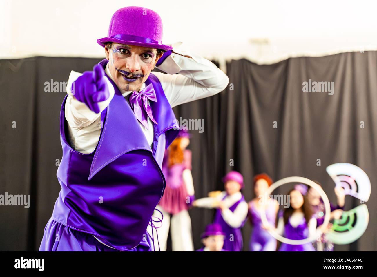 Pointing team wearing purple hi-res stock photography and images - Alamy