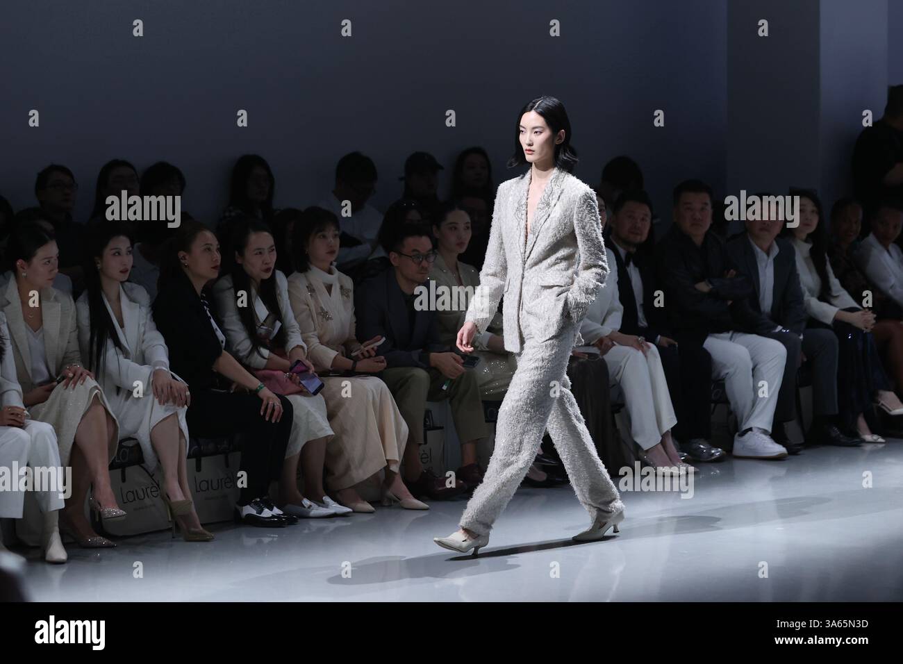 2025 china international fashion week spring hi-res stock photography ...