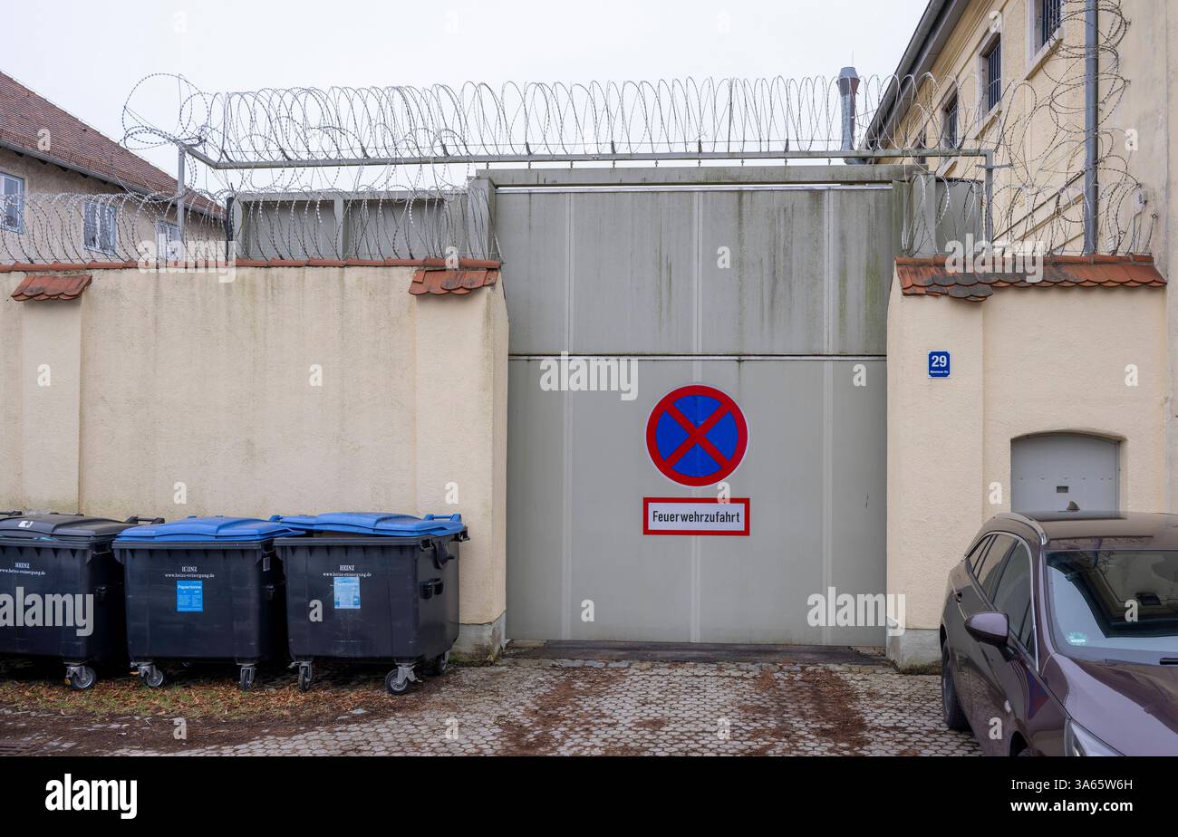 Einfahrtstor der Justizvollzugsanstalt JVA Erding / Muenchener Str. 29 ...
