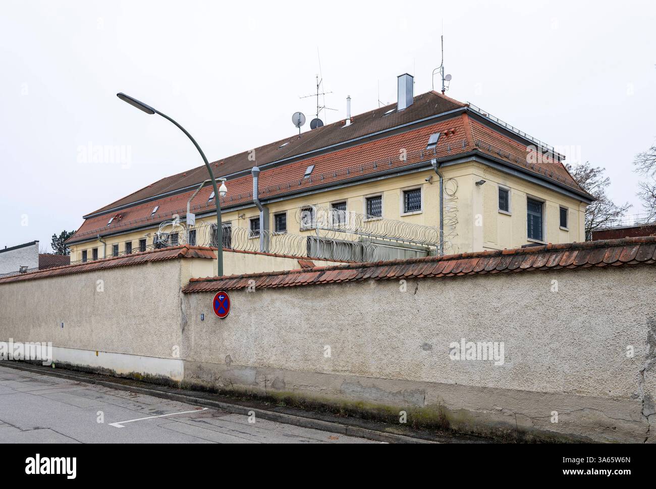 Aussenansicht der Justizvollzugsanstalt JVA Erding / Muenchener Str. 29 ...