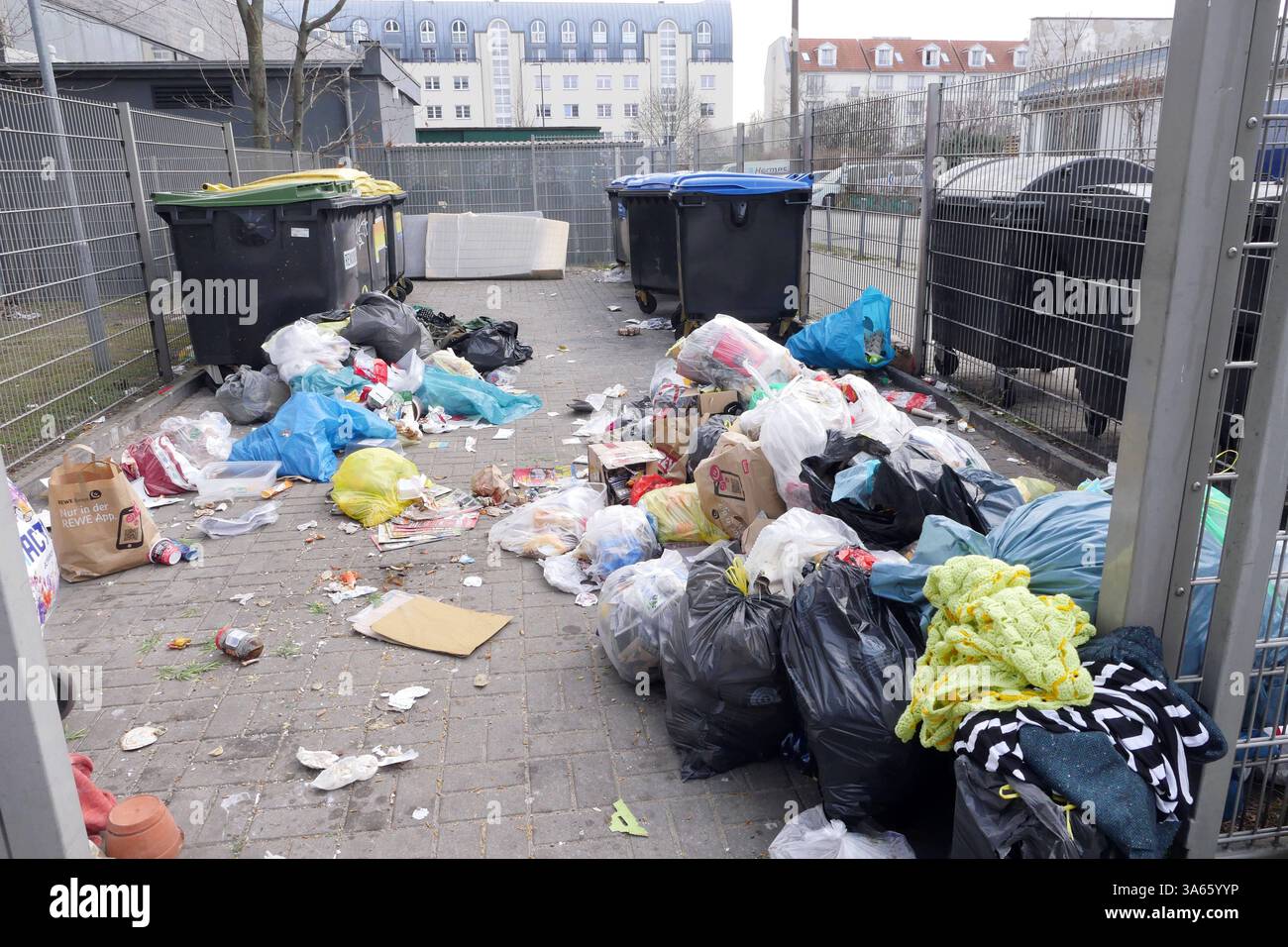 24.03.2025, Berlin - Deutschland. Dreckiger Müllplatz. *** 24 03 2025 ...