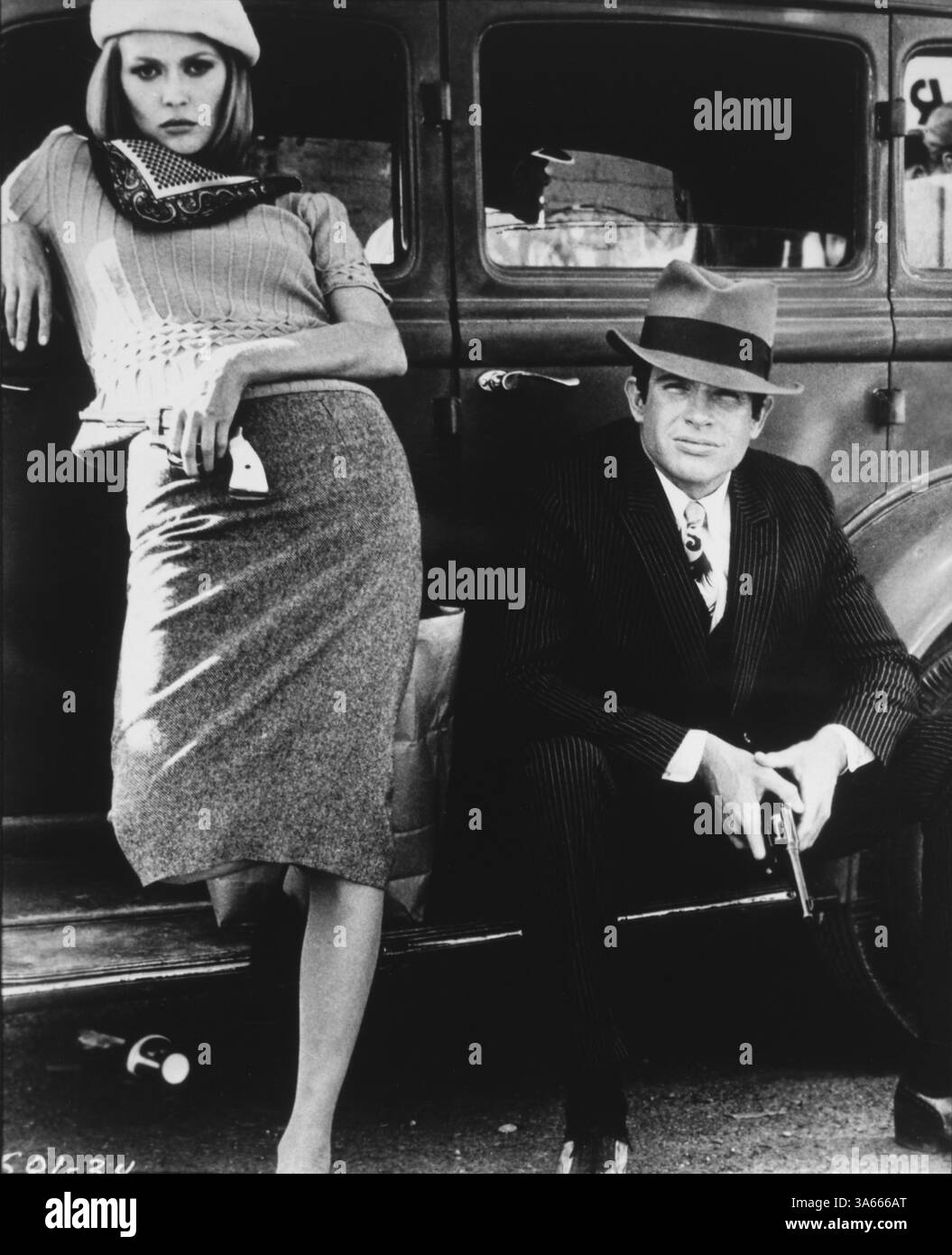 Small-time crook Clyde Barrow (WARREN BEATTY) tries to steal a car and ...