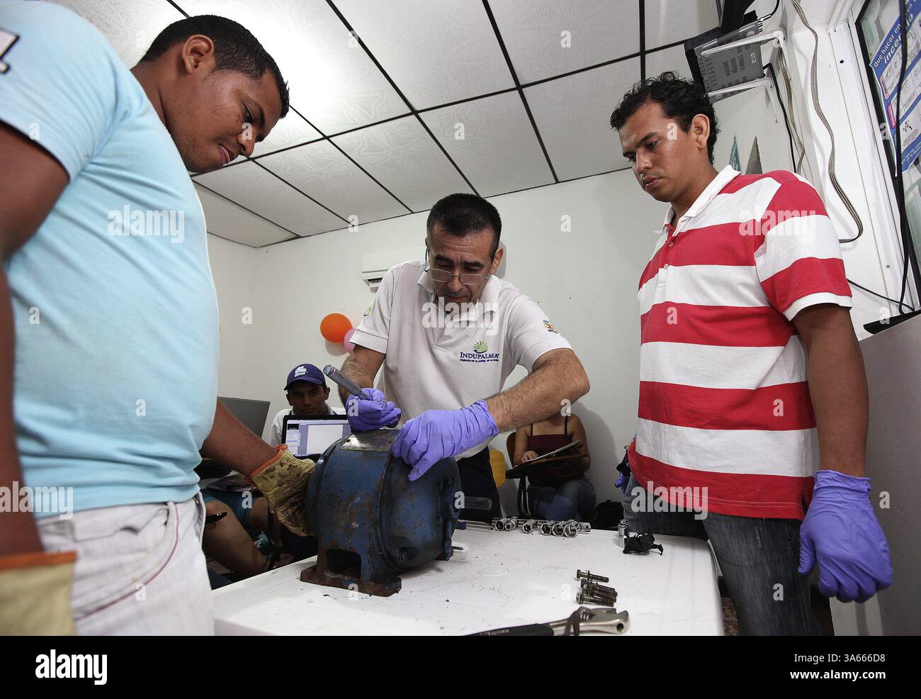 Estudiantes de profesor en clase hi-res stock photography and images ...