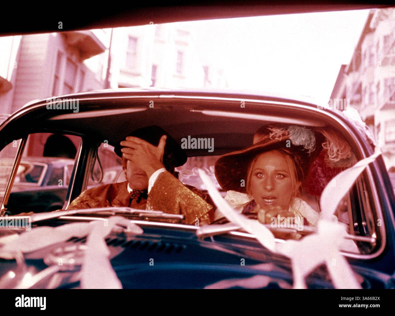 1972 RYAN O'NEAL (Howard Bannister) with BARBRA STREISAND (Judy Maxwell ...