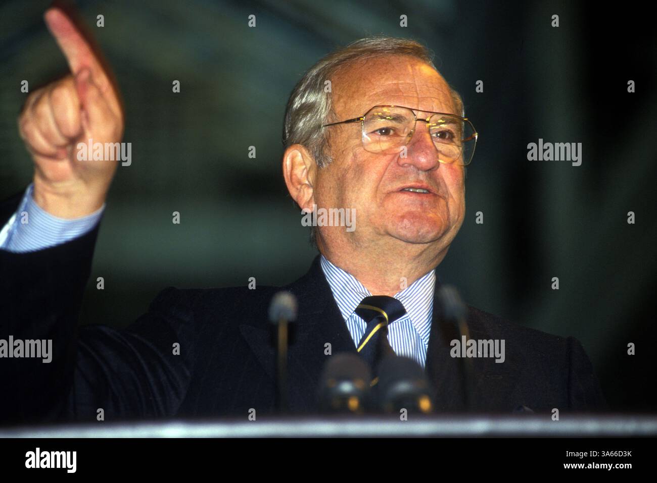 Chairman of Chrysler Corporation LEE IACOCCA @ press conference ...