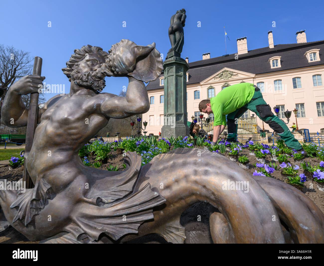 25 March 2025, Brandenburg, Branitz: Tim Wancsucha, deputy park ...