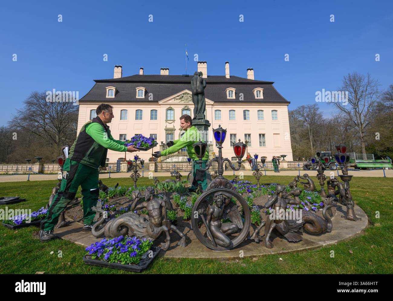 25 March 2025, Brandenburg, Branitz: Lutz Krüger (l), gardener, and Tim ...