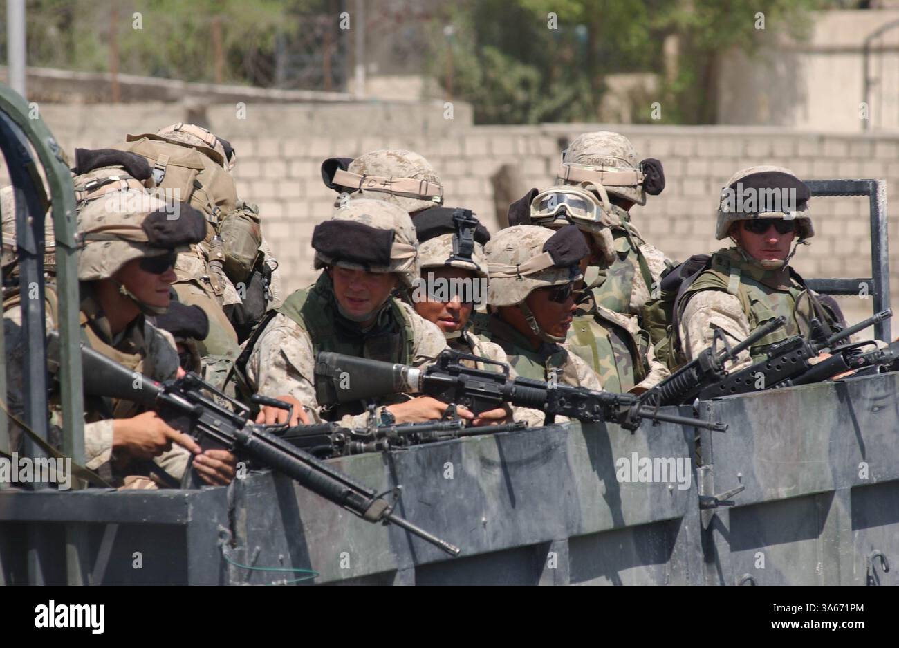 Aug 06, 2004; An Najaf, Iraq; Marines from Company C, Battalion Landing ...