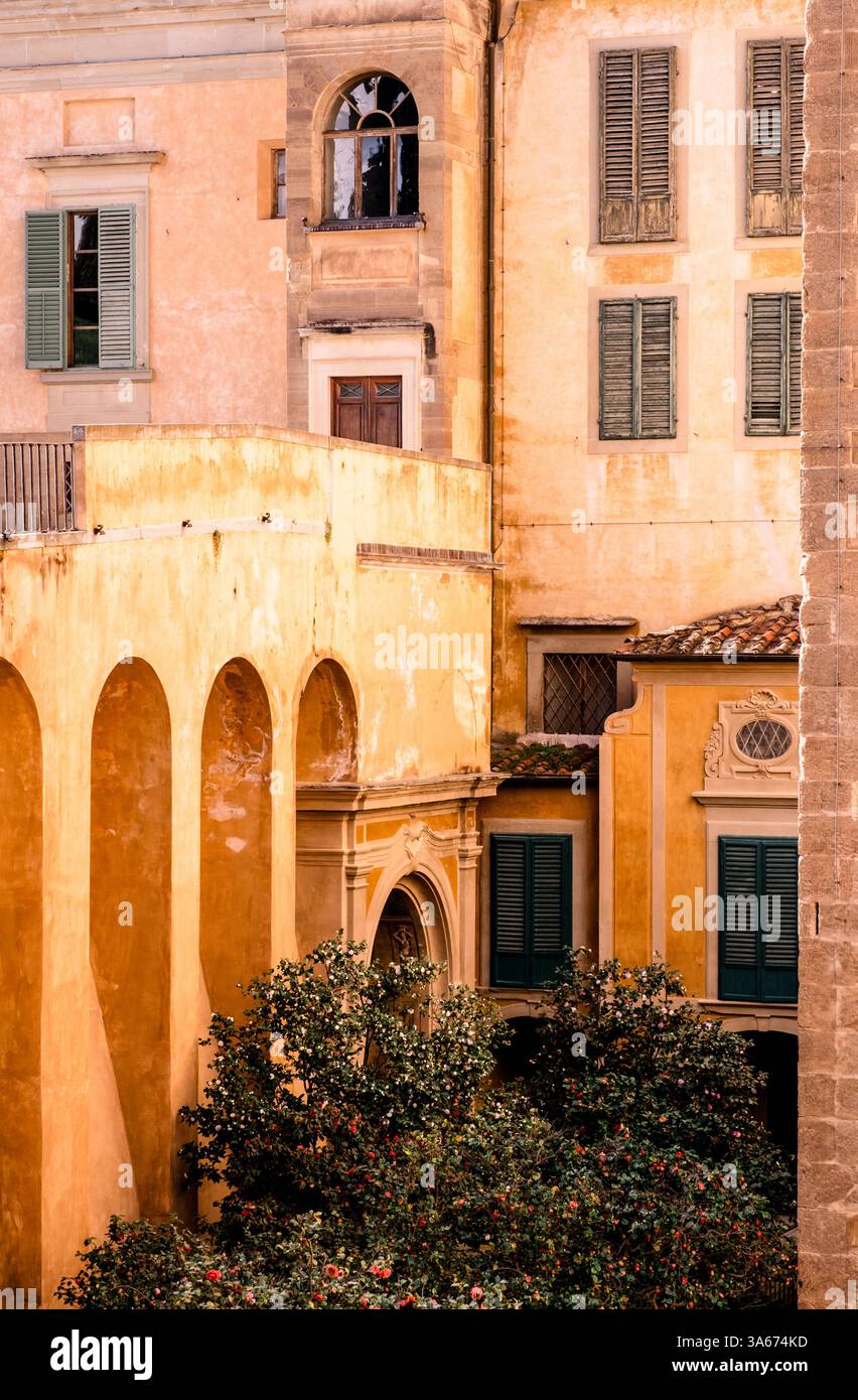 Tuscan style windows at the Pallazzo Pitti in Florence, Italy Stock ...