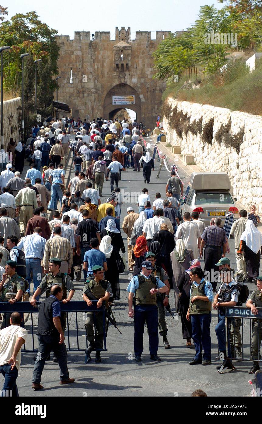 Oct 15, 2004; Jerusalem, ISRAEL; Tens of thousands of Muslim ...