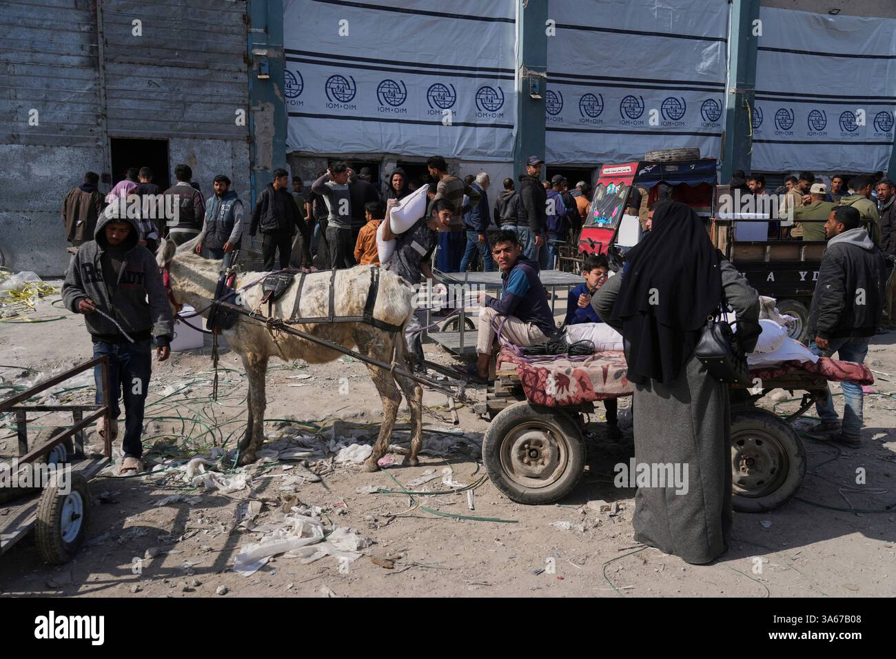 Palestinians receive bags of flour and other humanitarian aid ...