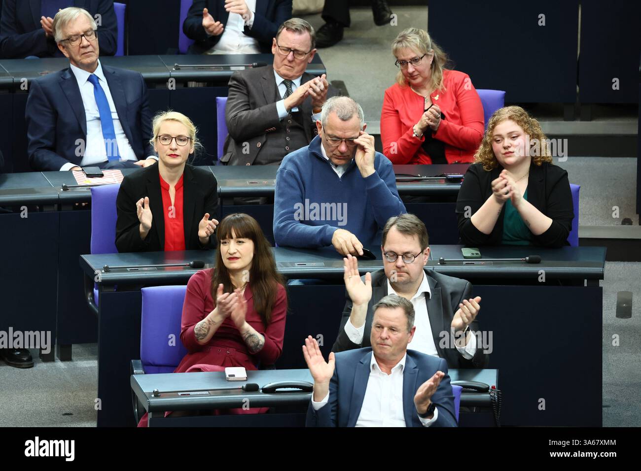 Abgeordnete der Fraktion Die Linke bei der Konstituierene Sitzung im ...