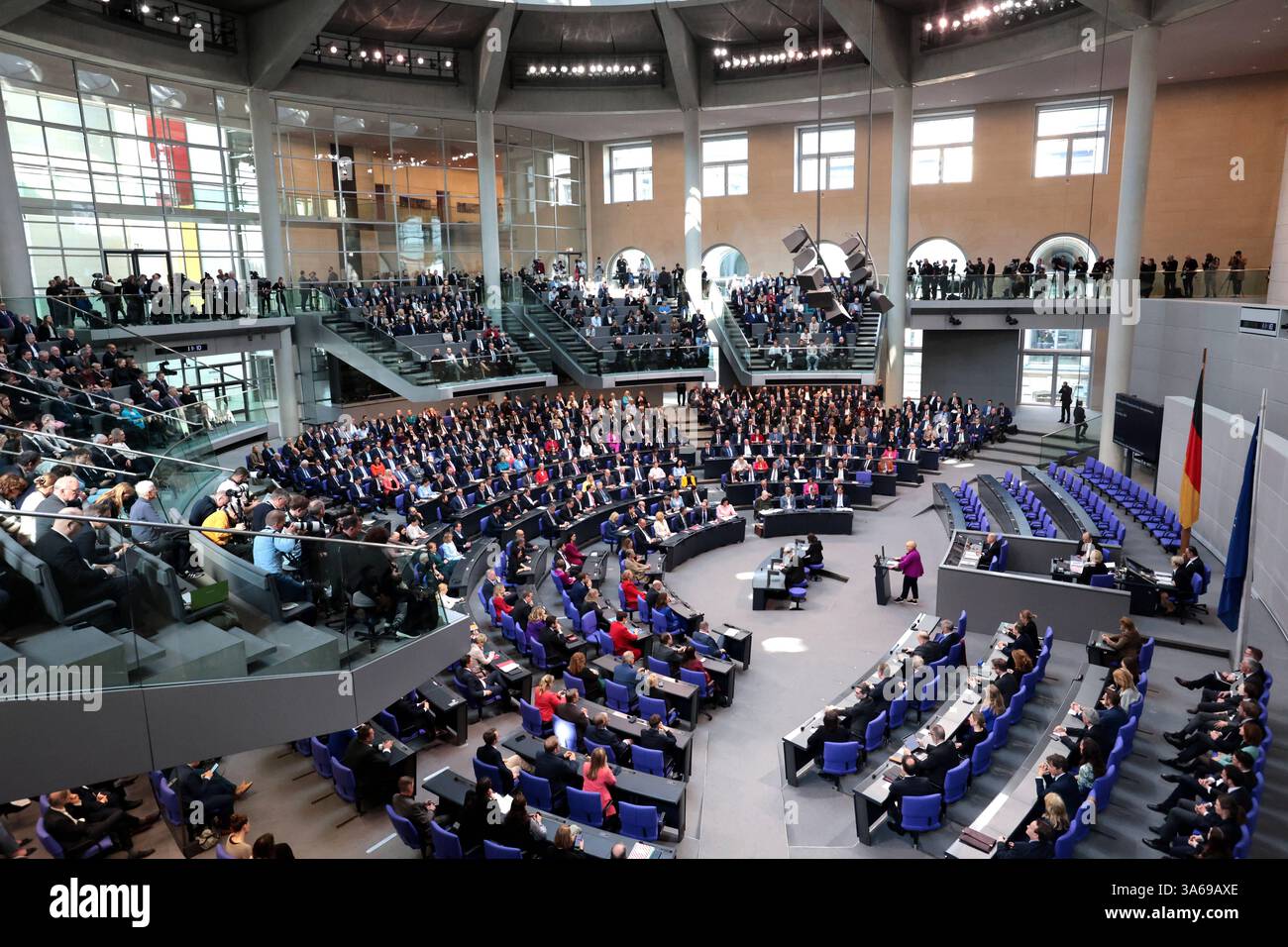 Uebersicht des Plenarsaals waehrend der konstituierenden Sitzung des 21 ...